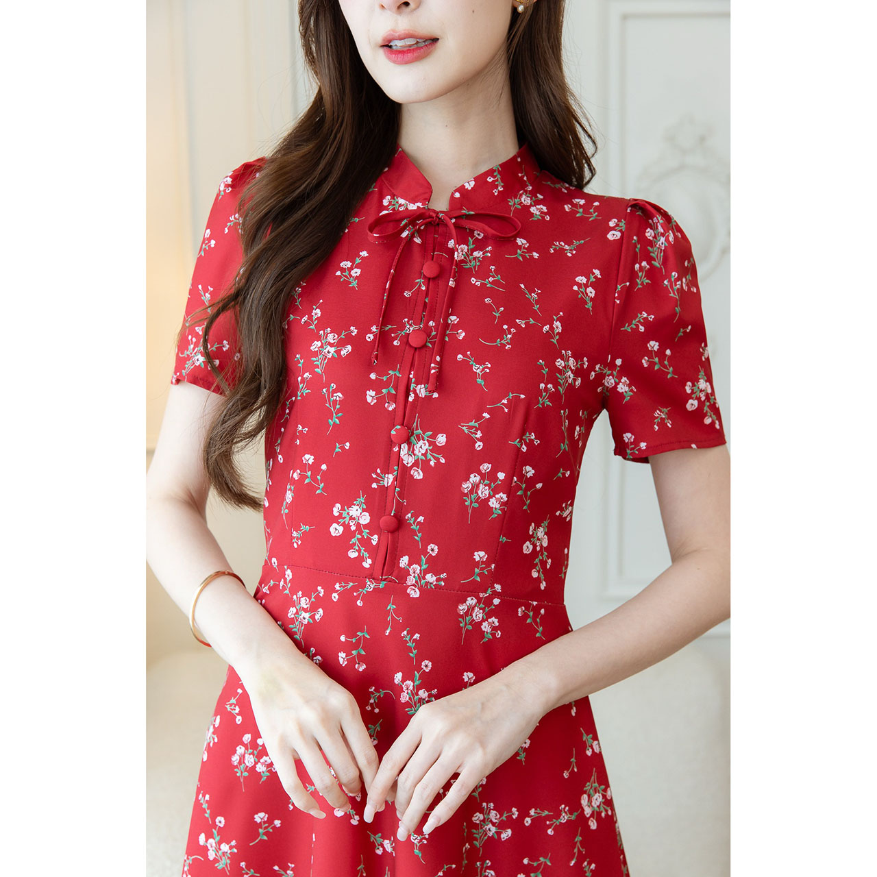 kudapy เดรสสั้นสีแดง ผูกโบว์ช่วงคอ แต่งกระดุมปั้ม ลายผ้าพิมพ์เอง โทน ...